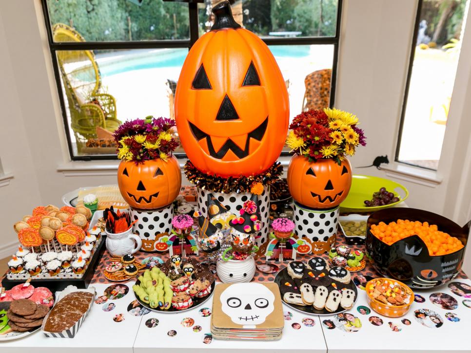 DIY Halloween Table Setting & Table Decorating Tips | HGTV