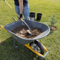 How 'Small Town Potential' Hosts Davina and Kristen Met and Fell in ...