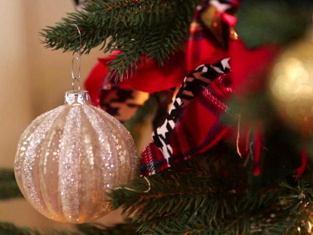 Make a Mobile Christmas Tree Video | HGTV