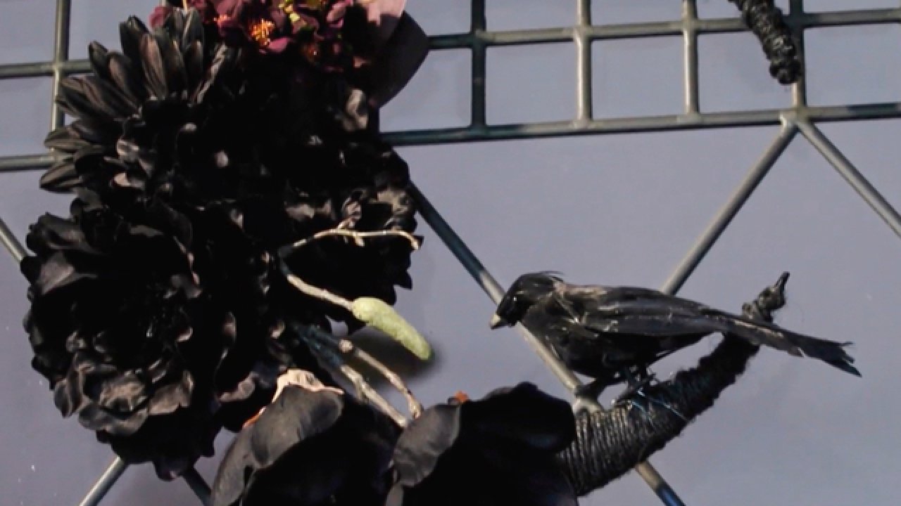 How to Make a Crescent Moon Wreath for Halloween | HGTV