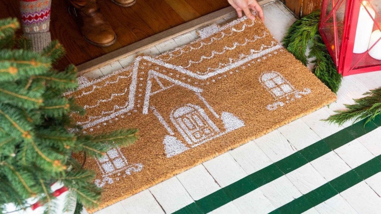 How to Make a Gingerbread House Holiday Doormat | HGTV